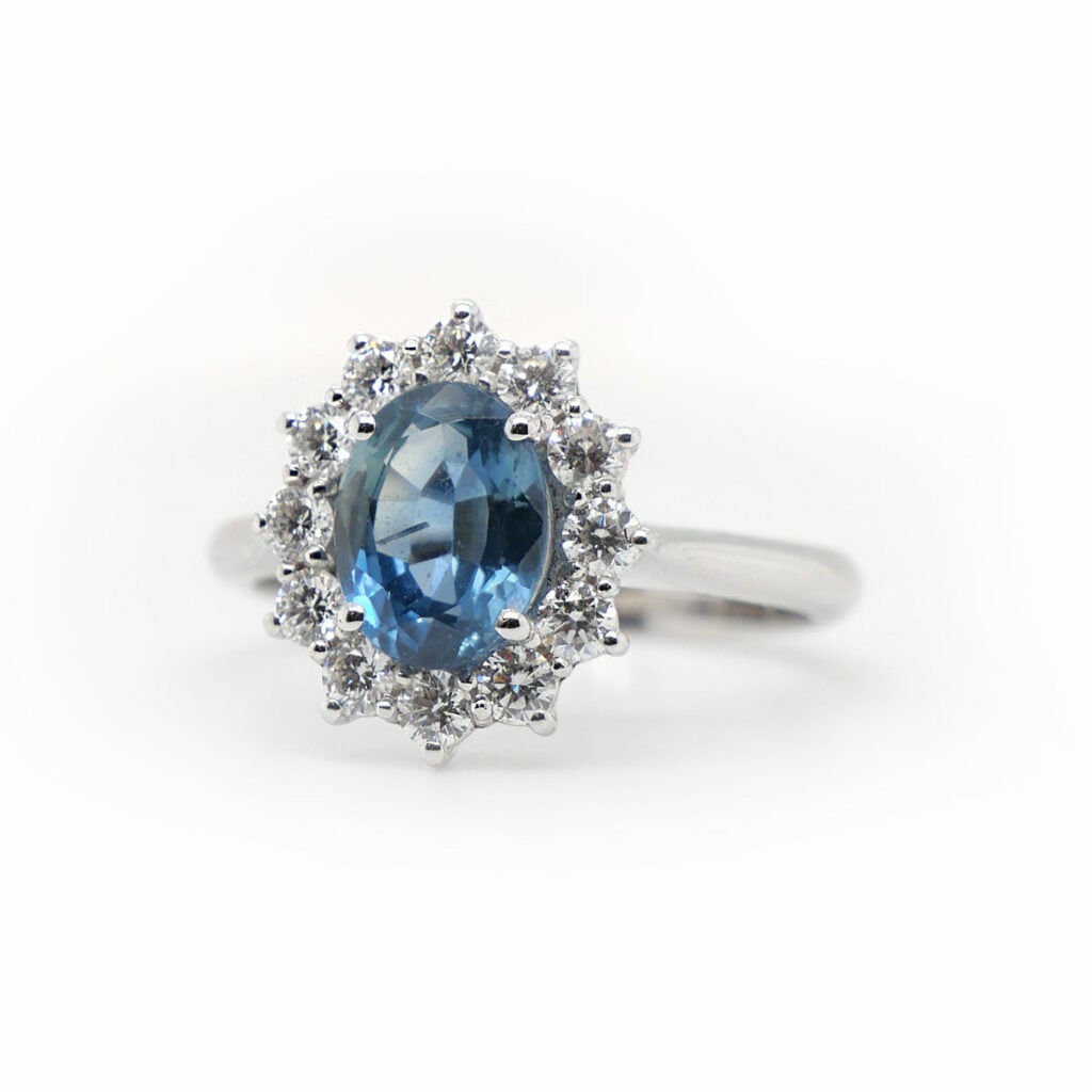 Lichtblauwe Ovale Halo Saffier Ring 1.84 Karaat - OROGEM Jewelers